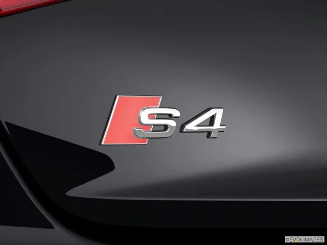 Audi S4 logo emblem svart/krom - RM Bilstyling