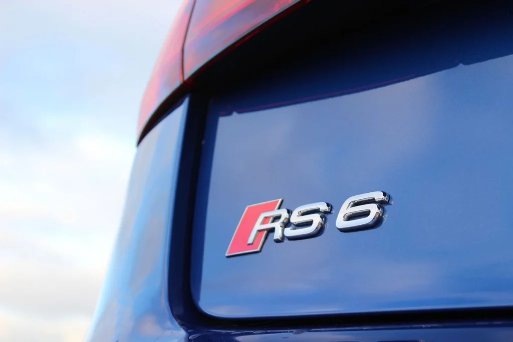 Audi RS6 logo emblem svart/krom - RM Bilstyling